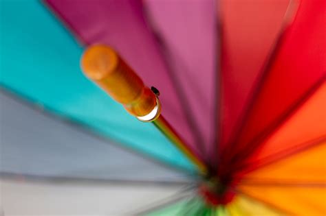 무지개 색의 줄무늬가 있는 여러 가지 색상의 우산 Lgbt의 상징 Pride Lgbtqi Event에 대한 스톡 사진 및