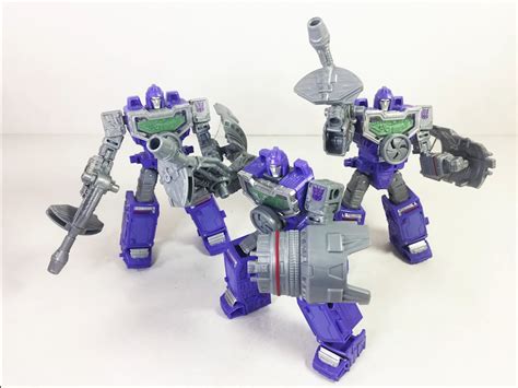 War For Cybertron Siege Deluxe Class Refraktor Reflector In Hand Images Transformers News