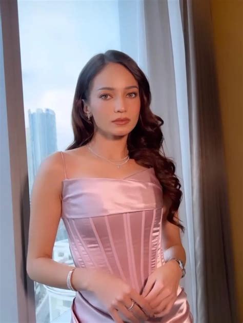 14 Potret Gaya Memukau Artis Di Resepsi Jessica Mila Dari Enzy Storia