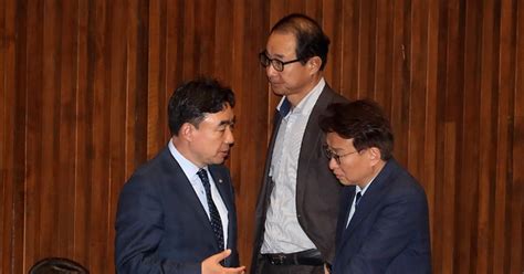 돈 봉투 의혹 윤관석·이성만 자진 탈당선당후사로 결단