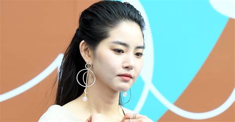 포토엔hd 황승언 깊게 파인 네크라인 조심조심~