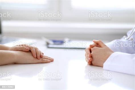 의사와 환자 뭔가 그냥 손을 테이블에서 논의 하 고 가까운에 대한 스톡 사진 및 기타 이미지 가까운 건강 진단 건강관리와
