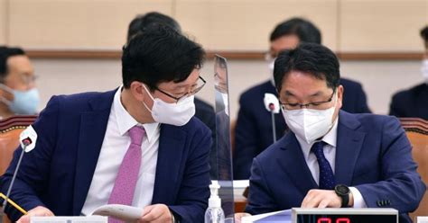 대화하는 송경호 서울중앙지검장 노만석 서울고검장 직무대리