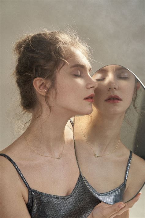 真人头像 头像参考 头像设计 美女照镜子的头像素材 花瓣关注原画人推荐更多精选素材绘画更有灵感