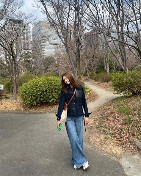 시크먼트 매거진 하이엔드 라이프스타일 고아라도 일상 속에서 에르백을 포인트로 착용했는데요 편안한 청청 데일리 룩에도 빛나는 고아라의 여전한 미모와 세련된 분위기가