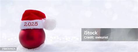 빨간 크리스마스 2025 배경 와 하얀 떨어지는 눈 그리고 싸구려 2025년에 대한 스톡 사진 및 기타 이미지 2025년 겨울 계절 Istock