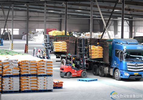 사진 봄철 경작 맞아 바쁘게 돌아가는 中 화학비료 공장