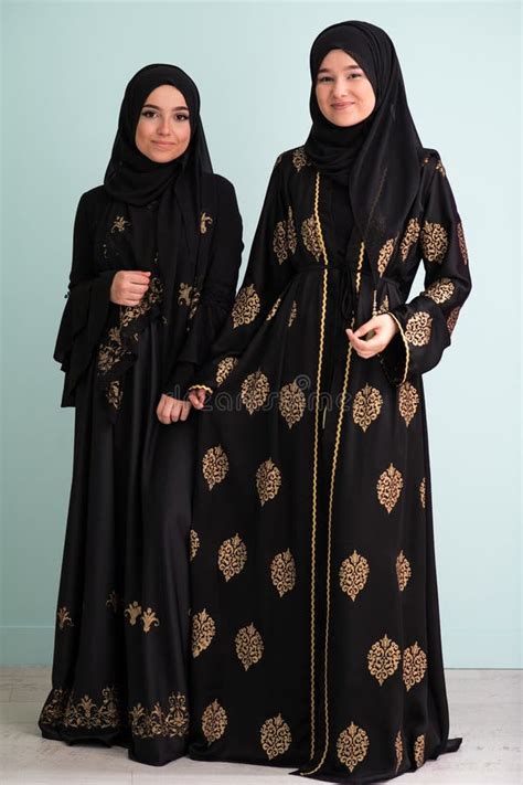 Dos Bellas Musulmanas Vestidas Con Un Hijab Aisladas En Un Fondo
