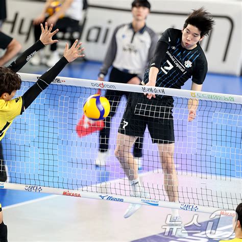 강스파이크하는 허수봉 뉴스1