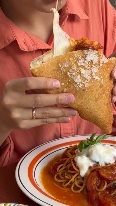 Пицца в виде чебурека 🇰🇷 корея жизньвкорее южнаякорея сеул кыргызстан бишкек кореянки ош