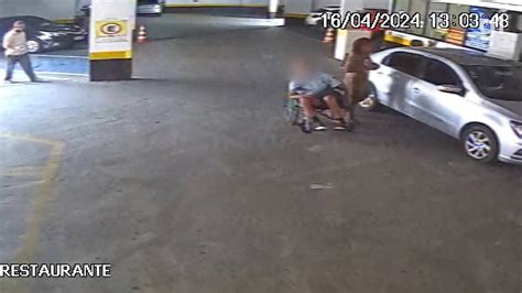 Vídeo Vídeo mostra quando idoso é tirado de carro de app e colocado em