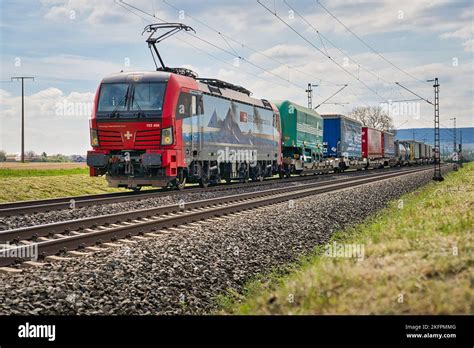 Ein Güterzug von SBB Cargo International mit der Baureihe 193 Vectron