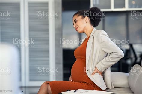 요통을 앓고있는 임신 한 아프리카 비즈니스 여성 임신에 대한 스톡 사진 및 기타 이미지 임신 허리통증 아프리카계 미국