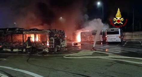 Fiamme Ed Esplosioni Nella Notte A Roma Devastante Incendio Nel
