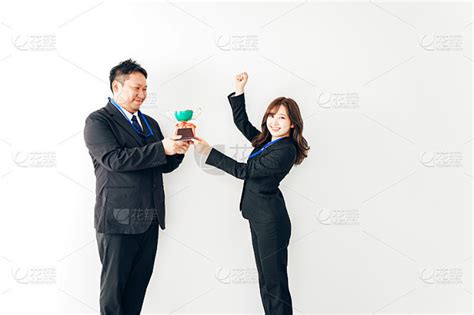 一位女商人从她的老板那里得到一个奖杯
