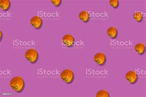 핑크 배경에 신선한 감의 다채로운 과일 패턴 맨 위 보기입니다 플랫 레이 팝 아트 디자인 0명에 대한 스톡 사진 및 기타 이미지 Istock