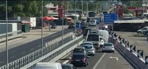 Pushuesit Dynden Drejt Bregdetit Rëndohet Trafiku Në Fushë Milot