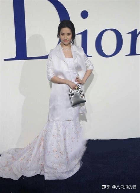 刘亦菲胖了不再刻意扮“仙女”，西装碎花裙，改走成熟风也惊艳 知乎