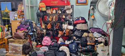 မနက်ဖန်ည7ခွဲ ရွှေပုလဲ ကွန်တိန်နာကျ Brand ရေမွှေးနှင့်အိတ်