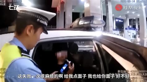 奔驰女司机酒驾被查甩锅火锅，交警：是酒煮的吗凤凰网视频凤凰网