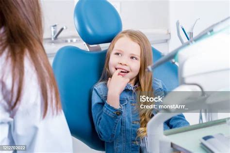치과 의사 사무실에서 치아를 체크 아웃 하는 어린 아이 소녀 아이에 대한 스톡 사진 및 기타 이미지 아이 치과 의사 4 5세 Istock