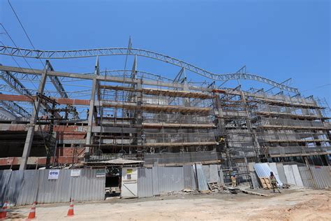 Cobertura metálica do mirante Lúcia Almeida é concluída e obra segue