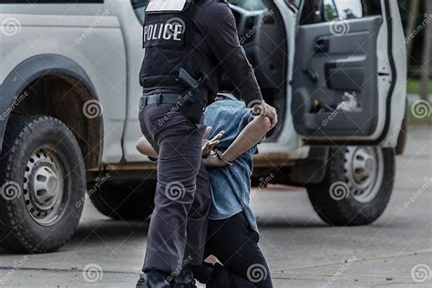 钢扣上手铐的警察，被拘捕的警察，专业警察必须是非常强的，官员拘捕 图库摄影片 图片 包括有 犯罪 男人 113904222