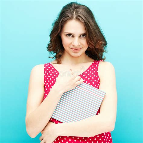 Belle Fille Dans Un Chemisier Avec Un Journal Intime Image Stock