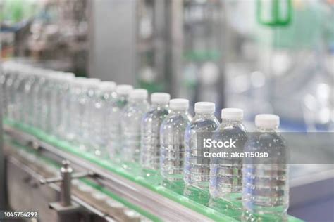 맑은 물 병 컨베이어 벨트 시스템에 전송합니다 산업 및 공장 기계 기술 개념 0명에 대한 스톡 사진 및 기타 이미지 0명