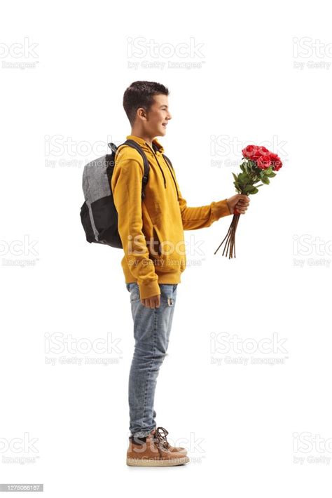 빨간 장미의 무리를 들고 남성 십대 학생의 전체 길이 프로필 샷 12 13세에 대한 스톡 사진 및 기타 이미지 12 13세