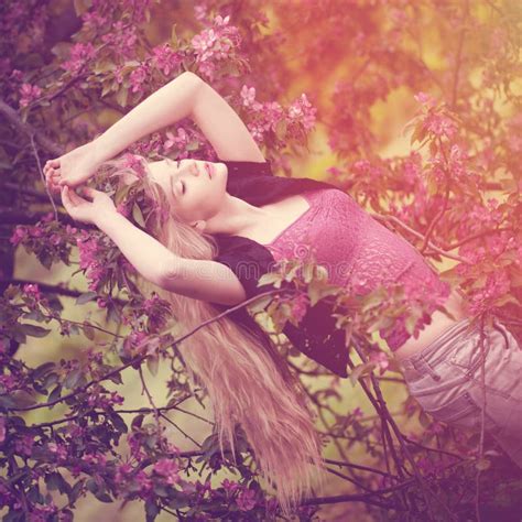 Jeune Jardin De Femme De Mode De Ressort Au Printemps Printemps Trendy