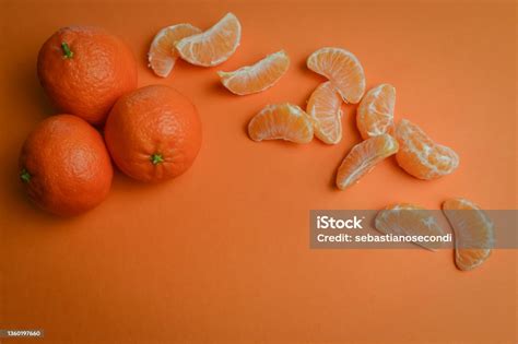 오렌지 종이 배경에 세 가지 유기농 귤과 과일 웨지의 그룹은 복사 할 수있는 충분한 공간을 갖추고 있습니다 0명에 대한 스톡 사진 및 기타 이미지 Istock