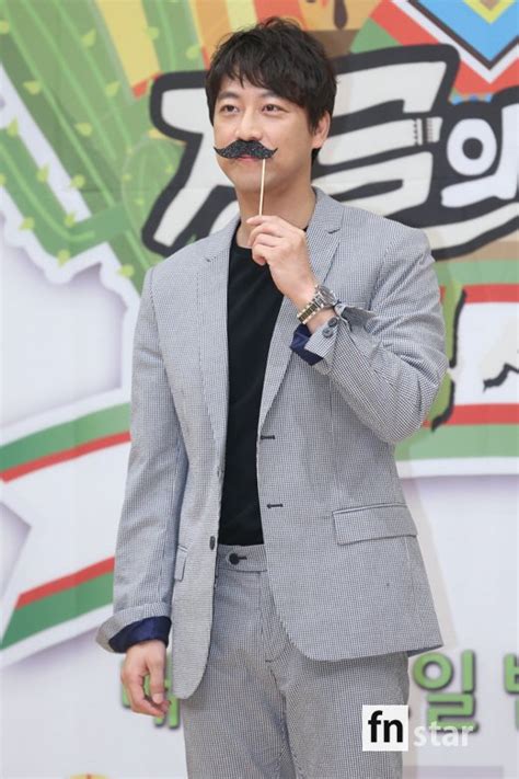 포토 오만석 알 수없는 눈빛 헉스