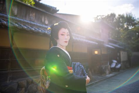 교토 기온의 일본 전통 거리에 서 있는 게이샤 여성의 초상화 40 49세에 대한 스톡 사진 및 기타 이미지 40 49세