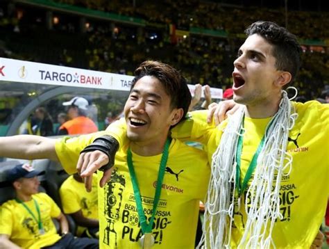 香川真司、ドイツ杯優勝の喜びファンと一緒に「カップを高くかかげたと思ってます」 香川真司 優勝 香川
