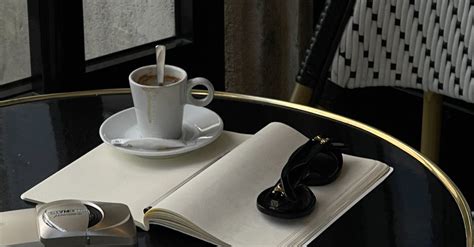 가정 다운 게으른 하루 계획하는 공책 단순한 디자인 따뜻한 음색 럭셔리 머그 미니멀리스트 반사 분위기 블랙 커피 선글라스 스타일링 시크한 실내