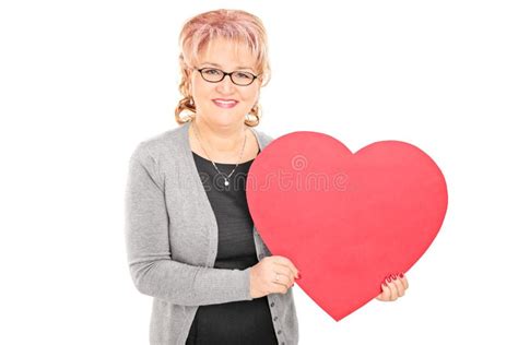 Rijpe Dame Die Een Groot Rood Hart Houden Stock Foto Image Of Rijp