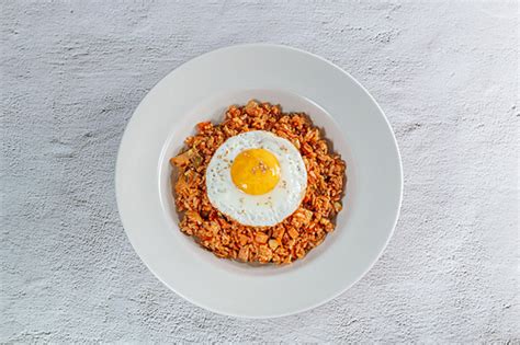 흰색 접시에 계란 후라이가 곁들여진 한국 음식 김치 볶음밥 요리 유토이미지 상세페이지 베이직샵 21870372