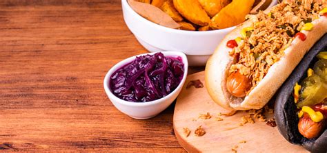 미국 전통 패스트푸드 핫도그 신선한 유기농 빵 빵 흰 밀과 블랙 숯 소시지 케첩 겨자 구운 양파 피클 감자 튀김 웨지 콜슬로와 함께 식사 0명에 대한 스톡 사진 및 기타