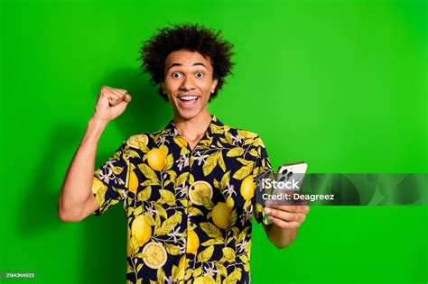 잘 생긴 긍정적 인 남자가 녹색 배경에 고립 된 유행 열대 인쇄 옷을 입는 사진 20 24세에 대한 스톡 사진 및 기타 이미지 20 24세 Brand Name