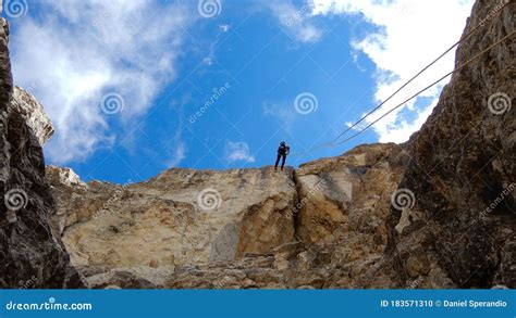 Bergsteiger Der Von Der Wand Abseiling Ist Stockfoto Bild Von Berg Extrem 183571310