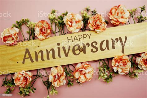 핑크 배경에 해피 애니버서리 타이포그래피 텍스트와 꽃 장식 광고에 대한 스톡 사진 및 기타 이미지 광고 기념일 데이트