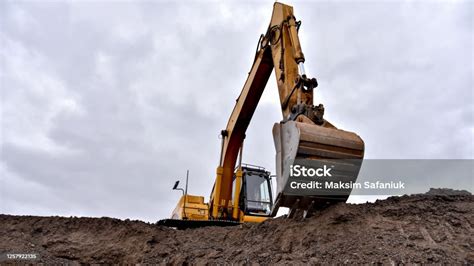 오픈 피트 광산에서 토공에서 작업 하는 굴삭기 백호는 채석장에서 자갈을 파는다 작업 현장에서 화물을 발굴 적재 도용 및 운반하기 위한 건설 기계 0명에 대한 스톡 사진 및