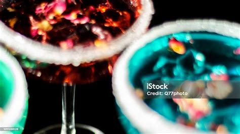 맛있고 화려한 음료 다양 한 알콜 시럽 리큐 르 바텐더의 작품의 독특한 효과에 따라 각얼음에 대한 스톡 사진 및 기타 이미지 각얼음 감귤류 과일 고명 Istock