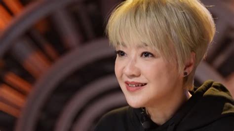 名气不输王菲，和梅艳芳争奖，57岁陈慧娴首录综艺被主持人抱上台 Youtube