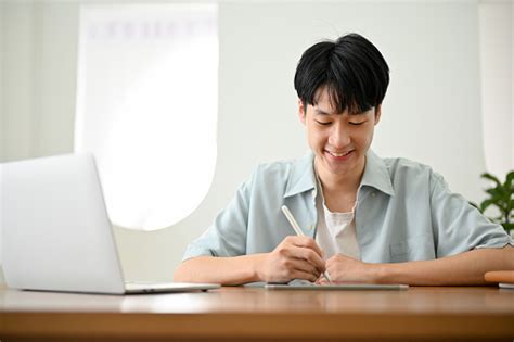 숙제를 하거나 일기를 쓰거나 교과서에 메모를 하는 아시아 남자 대학생 20 24세에 대한 스톡 사진 및 기타 이미지 20
