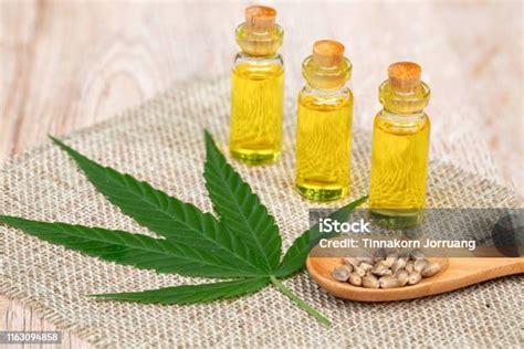 Cbd 오일 대마 제품 나무 테이블에 병에 추출 오일약 대마초 의료 대마초 개념 식용유에 대한 스톡 사진 및 기타 이미지