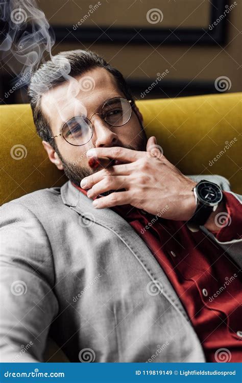 Cigarro Que Fuma Del Hombre Barbudo Hermoso Imagen De Archivo Imagen