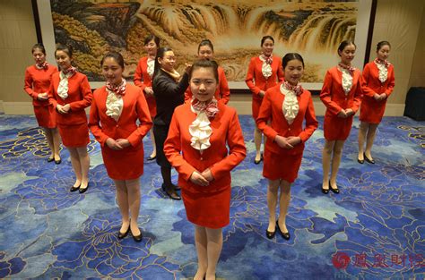 礼仪小姐专业训练备战两会 双腿夹白纸不掉地上 图 央广网