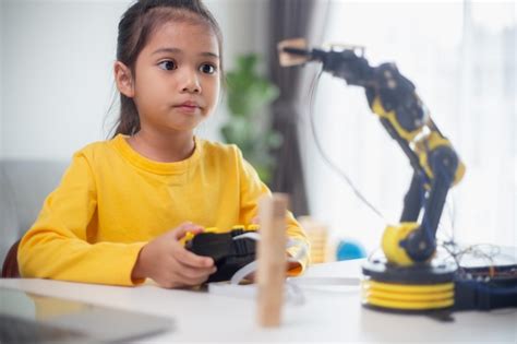 Концепция образования Stem Азиатские студенты учатся дома кодируя